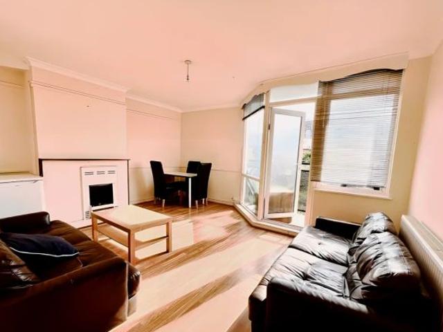 5 Bedroom 2 Bathroom room 4