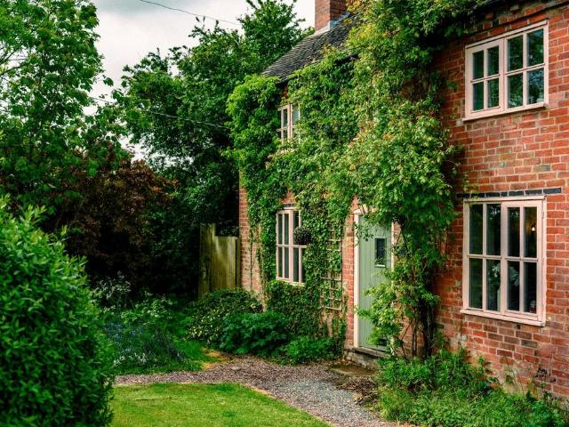 5 bedroom cottage for sale
