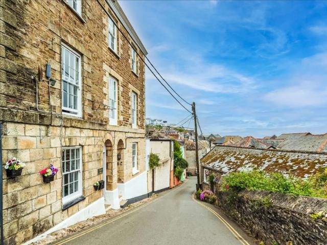 5 bedroom cottage for sale