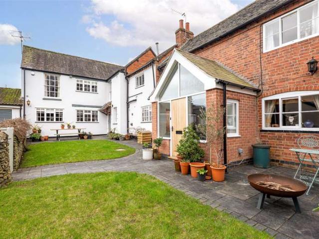 5 Bedroom Cottage House