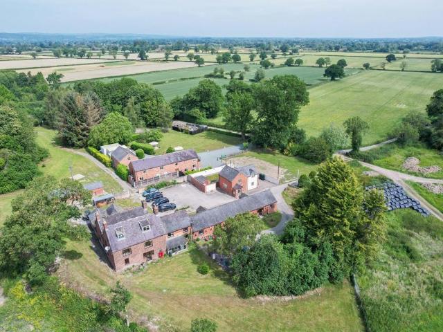 5 bedroom country house for sale