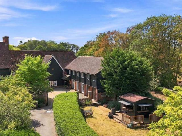 5 bedroom country house for sale