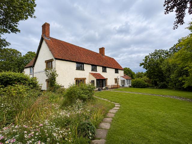 5 bedroom country house for sale