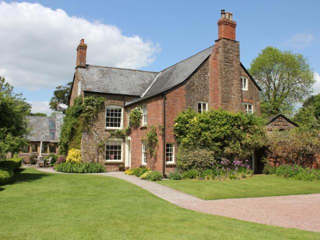 5 bedroom country house for sale