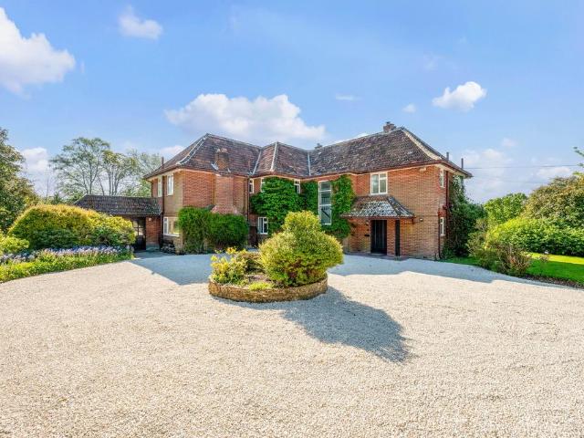 5 bedroom country house for sale