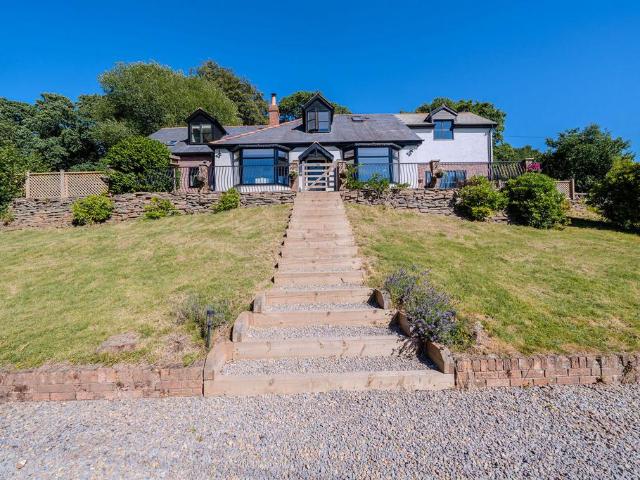 5 bedroom country house for sale