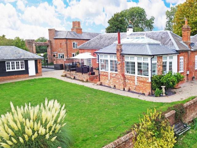 5 bedroom country house for sale