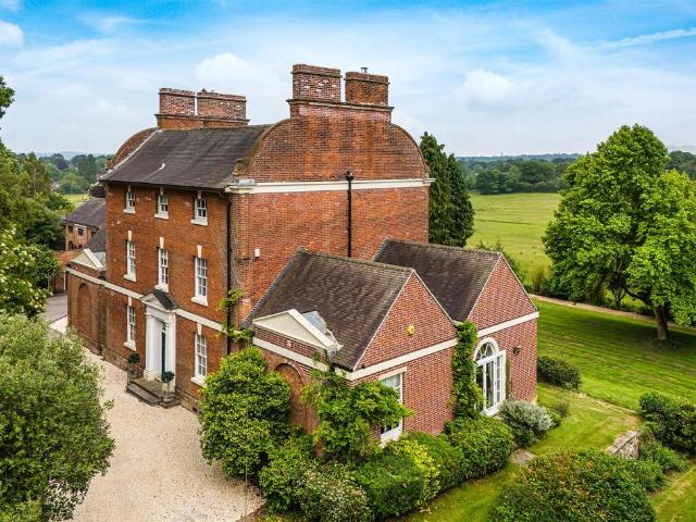 5 bedroom country house for sale