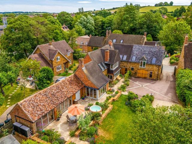 5 bedroom country house for sale