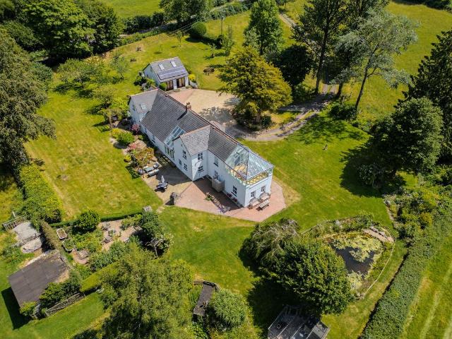 5 bedroom country house for sale