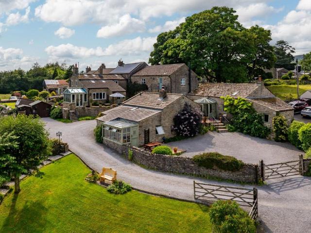 5 bedroom country house for sale
