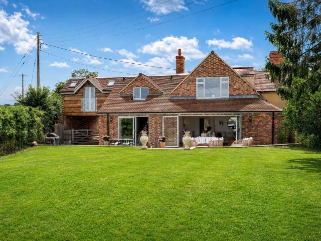 5 bedroom country house for sale