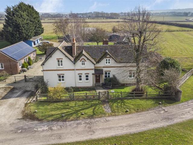 5 bedroom country house for sale
