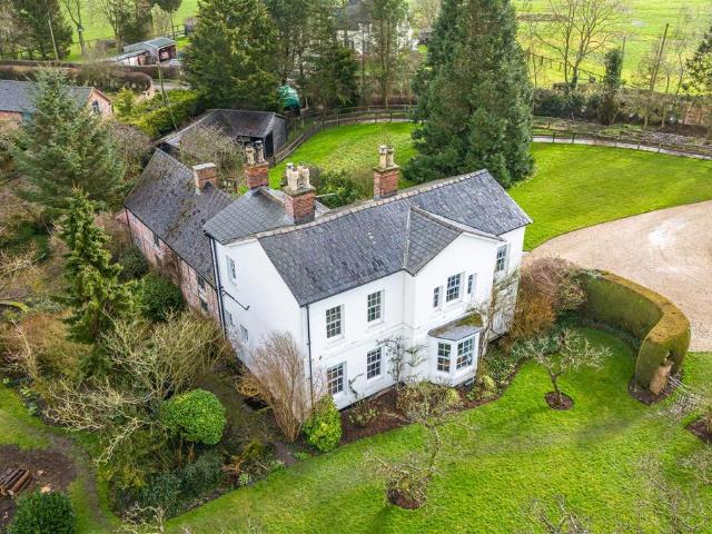 5 bedroom country house for sale