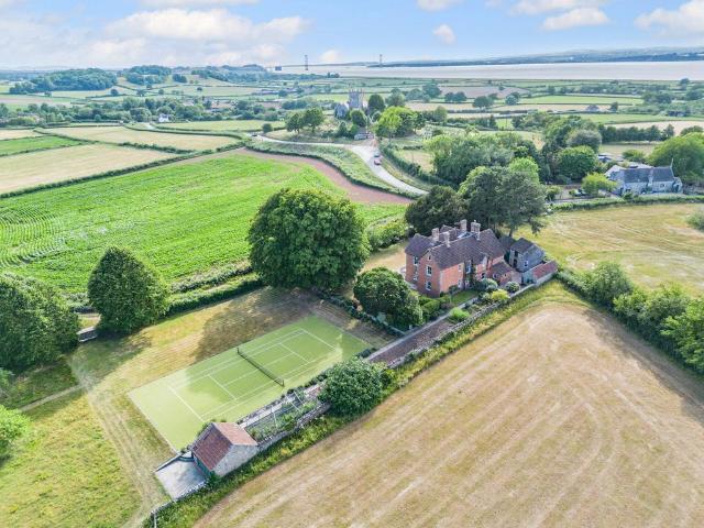 5 bedroom country house for sale