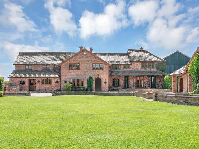 5 bedroom country house for sale