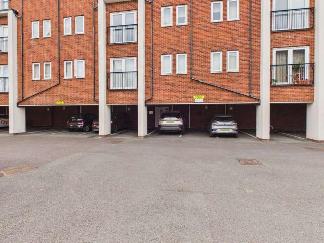 5 Bedroom Apartment Flat