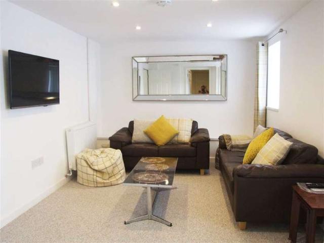 5 Bedroom Apartment Flat