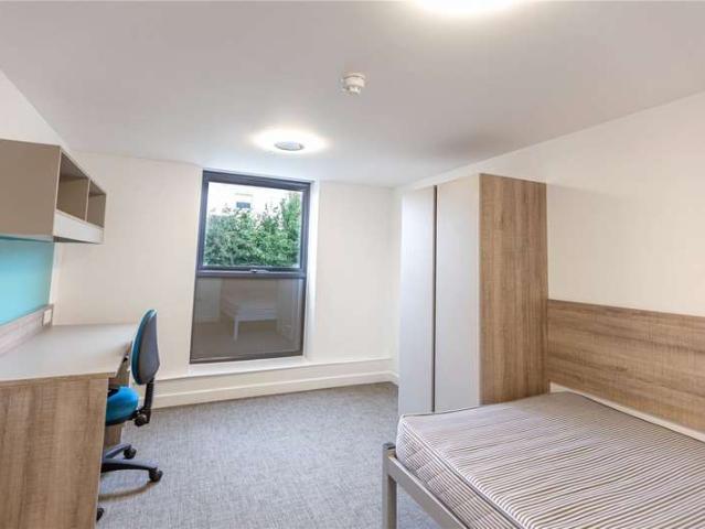 5 Bedroom Apartment Flat