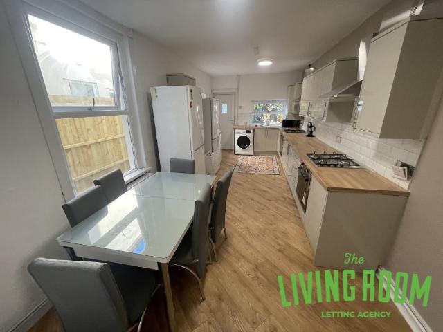 5 bedroom apartment for rent in Cardiff