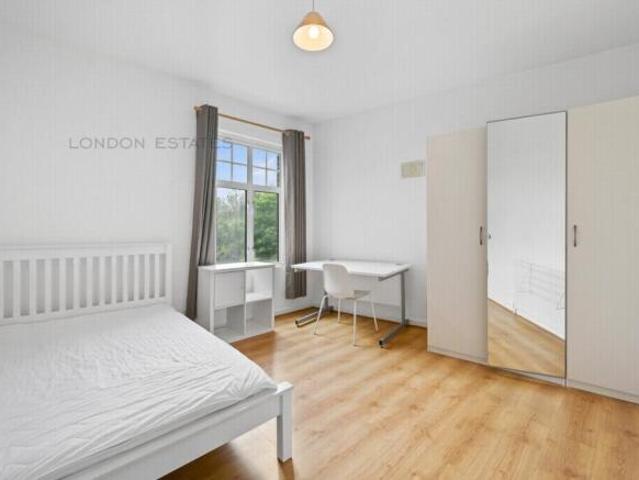 5 bedroom apartment for rent in Fulham Palace Road, Hammersmith, W6