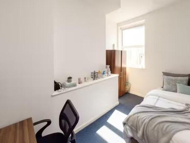 5 bedroom apartment for rent in 7 12 Triangle South, Clifton.