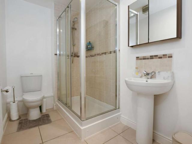 5 Bedroom Apartment London London LS92693099