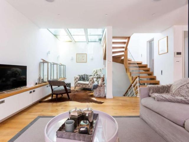 5 Bedroom Apartment London London LS101853861