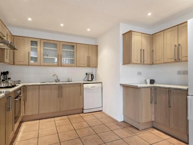 5 bedroom apartment to rent