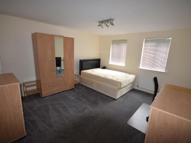 5 bedroom apartment to rent
