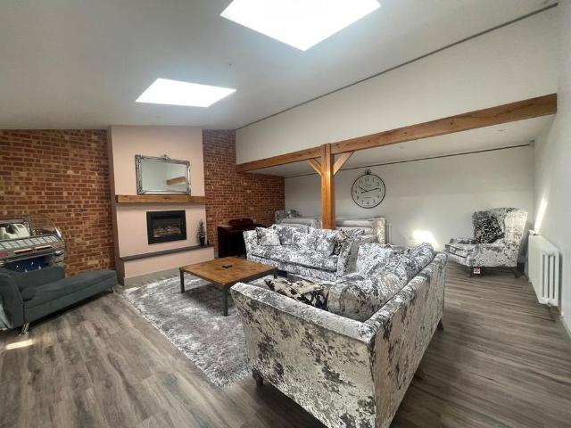 5 bedroom barn conversion to rent