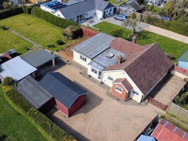 5 Bedroom Bungalow Cowes Isle Of Wight LS99054758