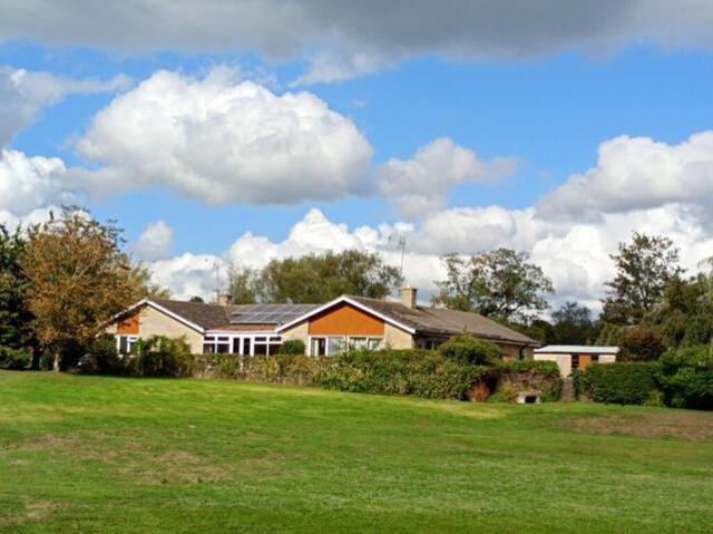 5 Bedroom Bungalow Gloucestershire Gloucestershire 100540902