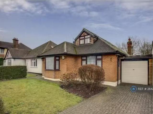 5 bedroom bungalow for rent in Amersham Way, Little Chalfont.