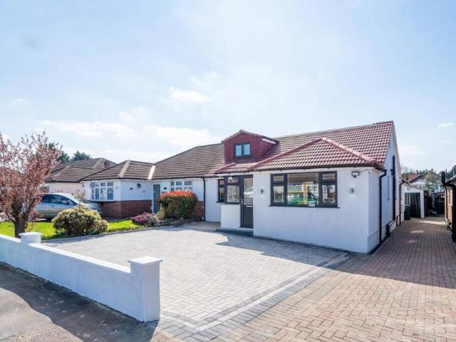 5 bedroom bungalow for rent in Harrow Way, WD19 5ER, Bushey, Carpenders Park, WD19