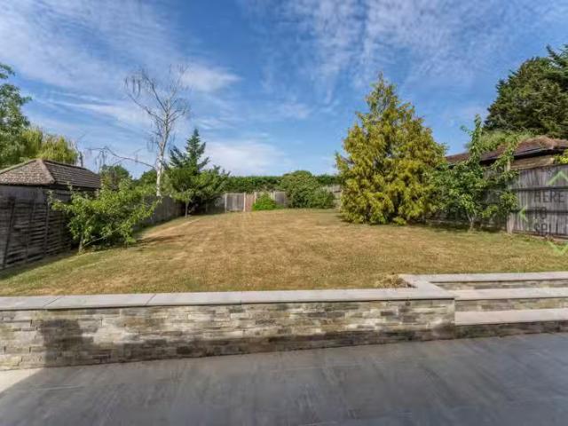 5 bedroom bungalow for rent in Newmans Way, Barnet, Greater Lo.