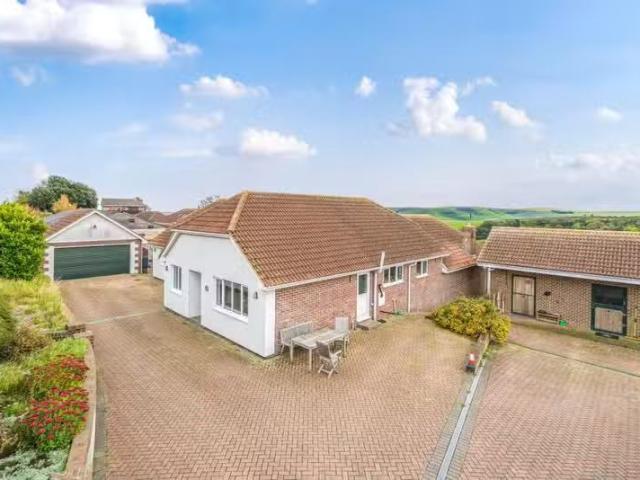 5 bedroom bungalow for rent in The Old Racecourse Lewes BN7