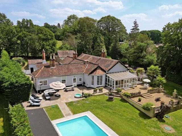 5 Bedroom Bungalow Slough Slough 100540775