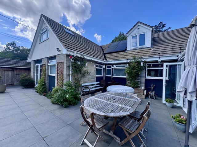 5 Bedroom Bungalow Surrey Surrey 99475836