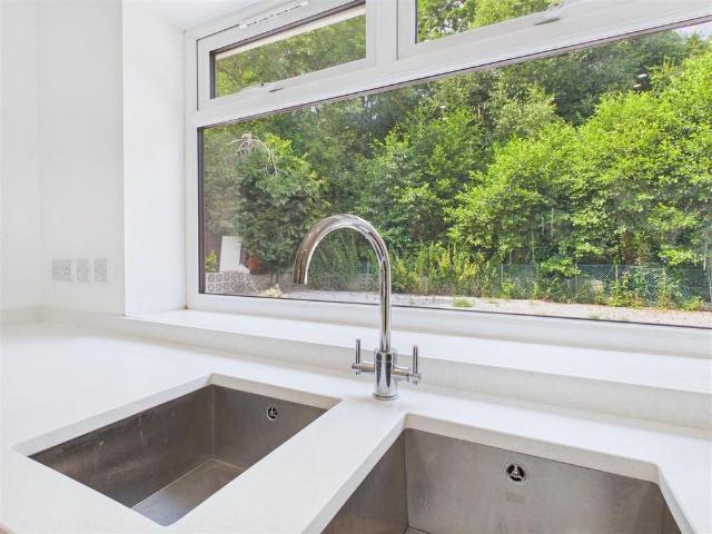 5 bedroom bungalow to rent