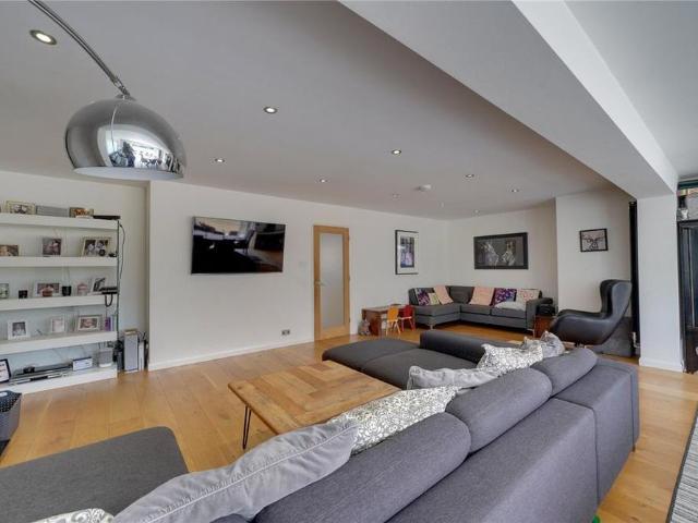 5 bedroom bungalow to rent