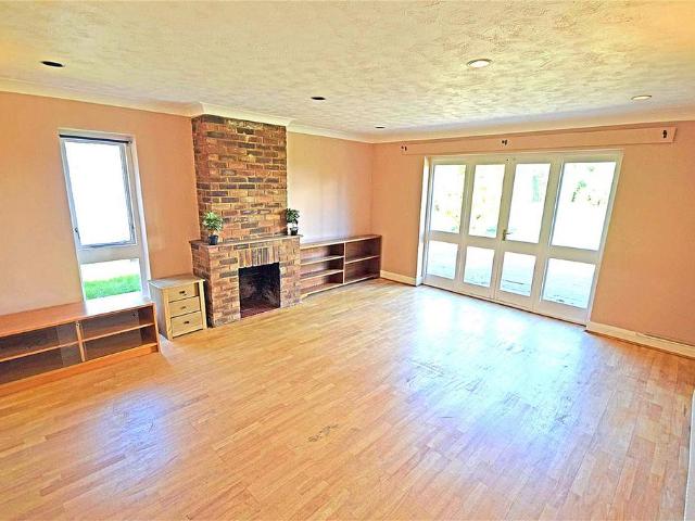 5 bedroom bungalow to rent