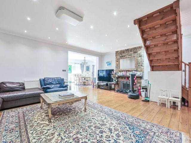 5 bedroom bungalow to rent