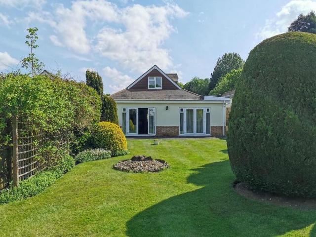 5 bedroom bungalow to rent