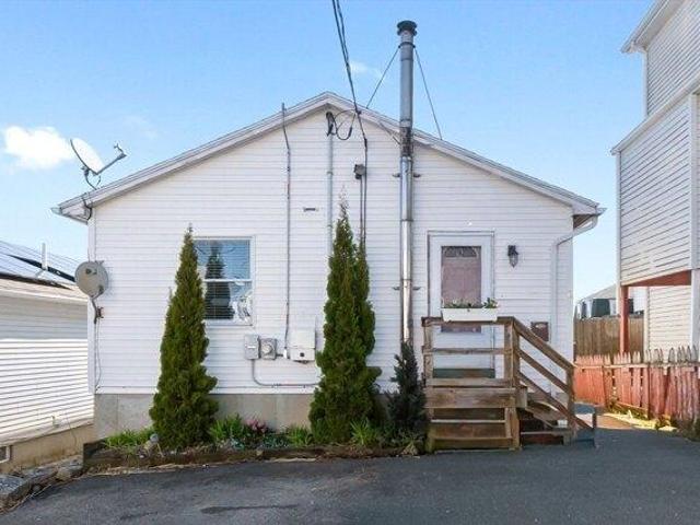 5 bedroom, Gloucester MA 01930 102412584