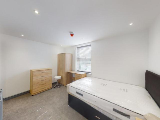 5 bedroom ground floor flat to rent