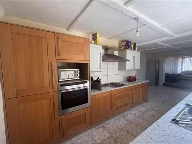 5 bedroom detached bungalow for rent in 5 bedroom Detached Cha.