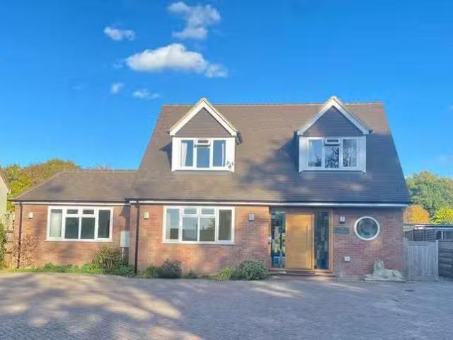 5 bedroom detached bungalow for rent in Bellingdon, Chesham, HP5