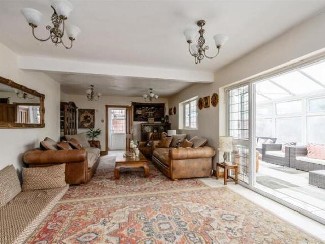 5 bedroom detached bungalow for rent in Links Drive, Solihull, B91