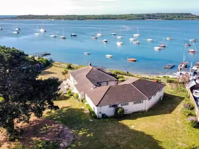 5 bedroom detached bungalow for rent in Mudeford, Christchurch.